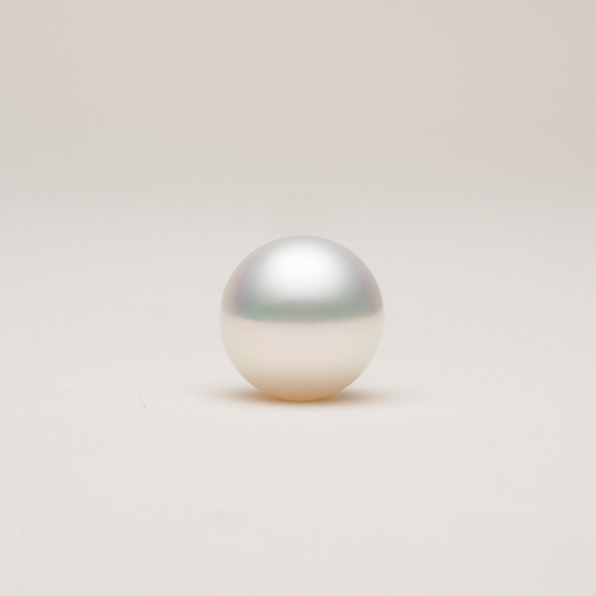 Single Round 13 mm pearl, Flawless Complexion, Gem Lustre, White with ...