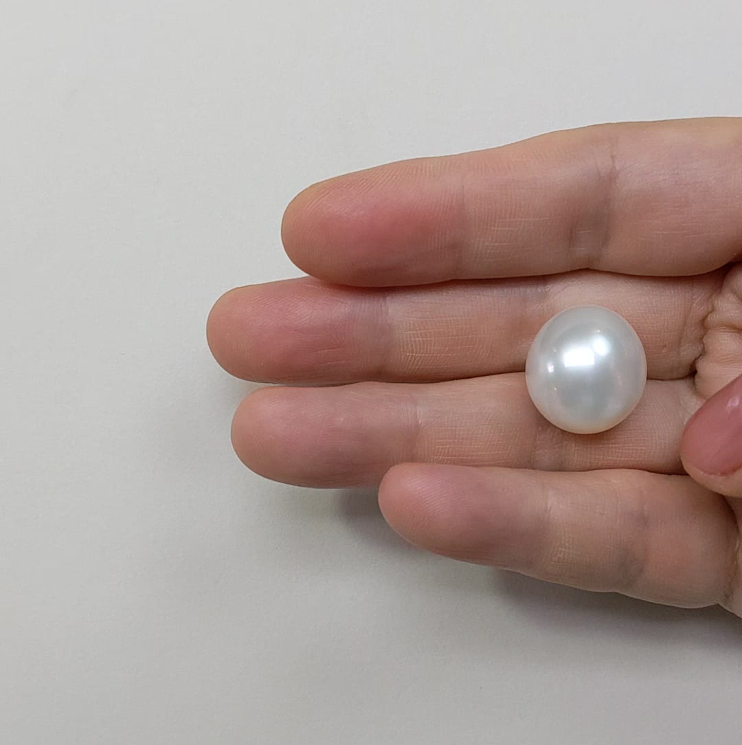 Single Oval 15 mm pearl, Flawless Complexion, AA/A Lustre, White with ...
